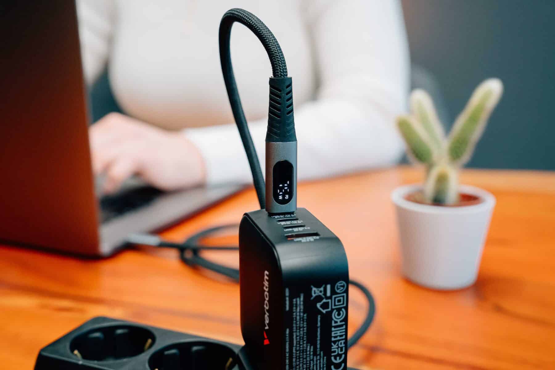 USB-C 100W Cable with LED Display – Fast Charging | Verbatim