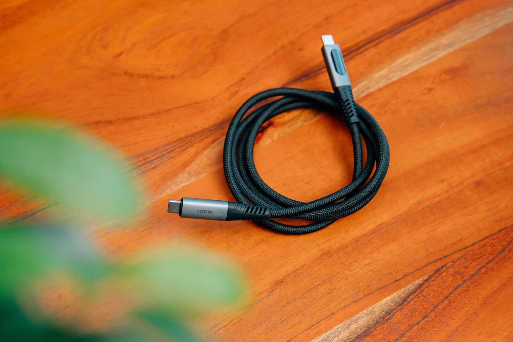 USB-C 240W Cable with LED Display | Verbatim